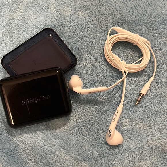 Samsung | Headphones | Nwt Samsung Wire In Earbuds With Microphone And ...